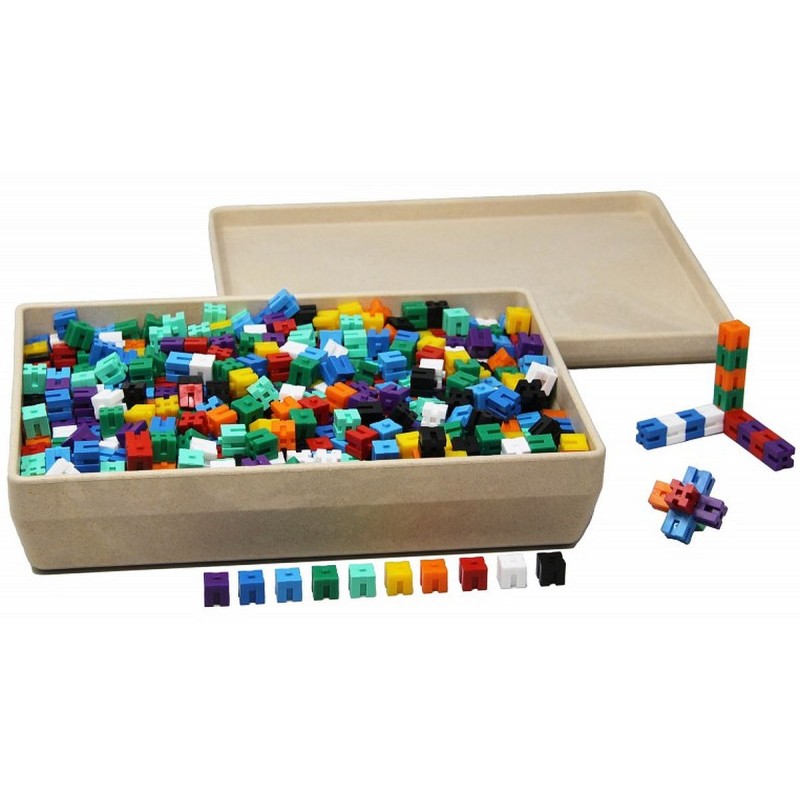 1000 cubes emboîtables de toutes parts, de 10 couleurs différentes.